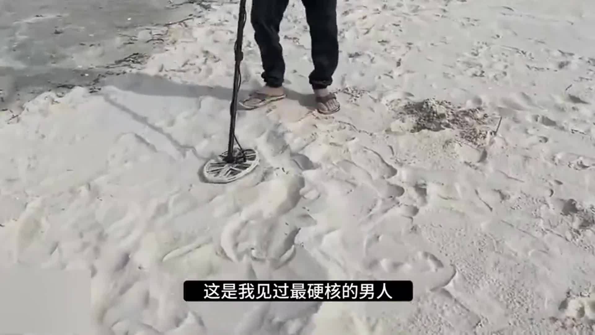 沙滩寻宝:竟挖出这样的卡地亚手表!