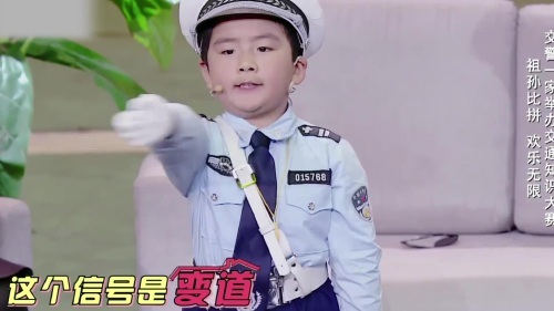 6岁萌娃指挥交通有模有样,口诀手势样样不差,撒贝宁满眼惊艳!