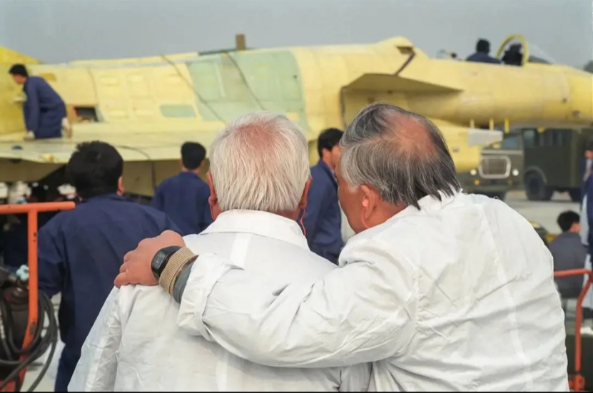 1998年3月23日,歼10的试飞员雷强上飞机前,向总设计师保证,你放心,...