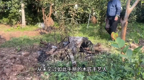 小伙将两颗黑糊糊的木头给改造出张精妙绝伦的圆木桌,太牛了