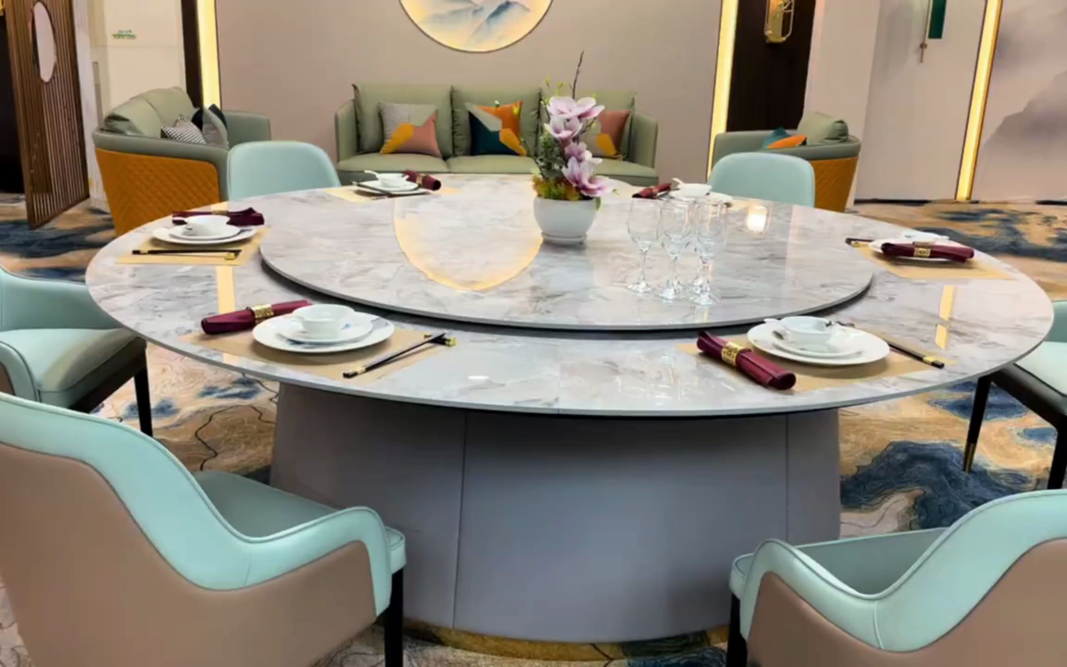 现代轻奢风酒店包间餐厅设计,高颜值电动餐桌给你不一样的体验