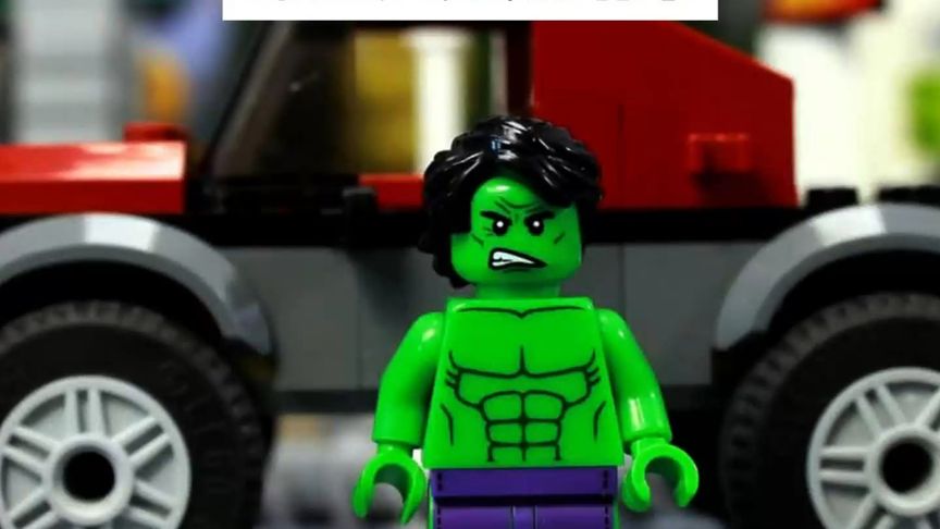 绿巨人遭遇堵车时间,暴躁的绿巨人将车子扔了出去,真是太酷了