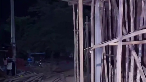 今天房子屋顶继续进行圈梁钢筋的绑扎