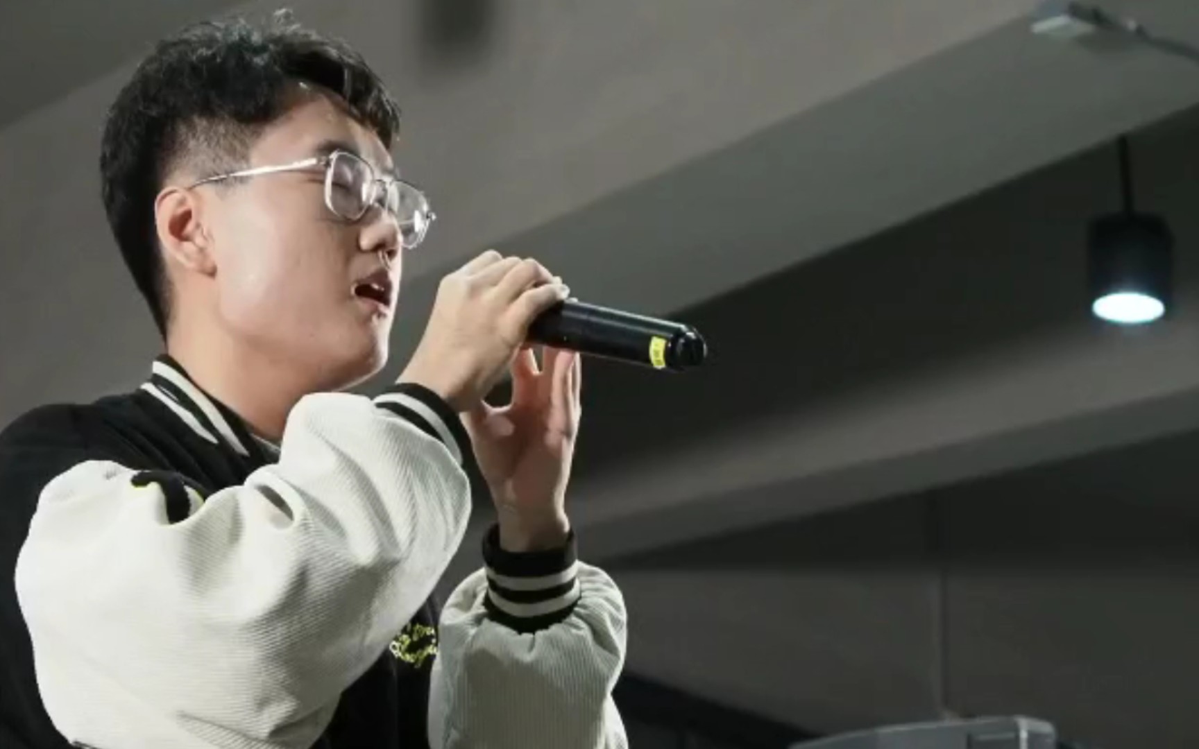 【毕业歌会招募用视频】阿楚姑娘袁娅维版本翻唱–校园live