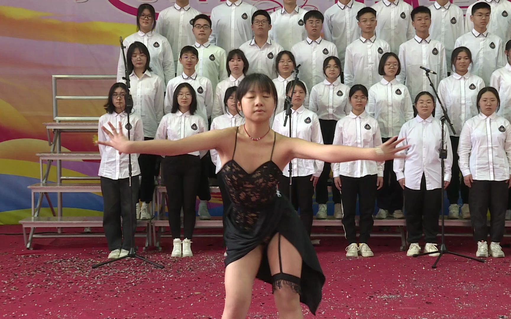 表演唱《青春舞曲》高2025届9班