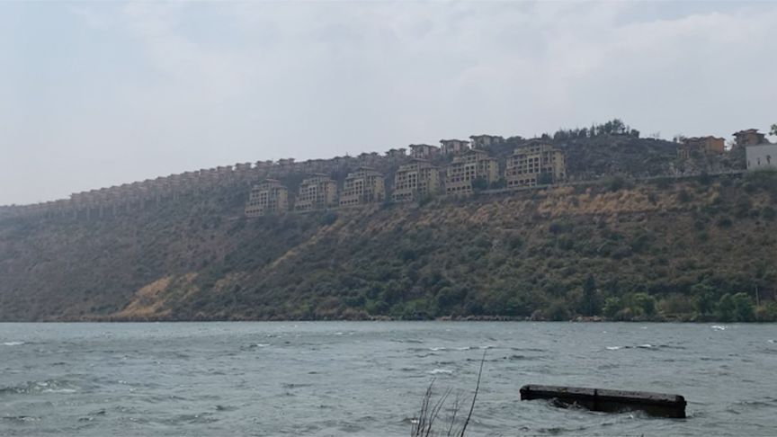 昆明阳宗海一别墅群烂尾十年:落马官员仇和曾站台,现用恶犬看护