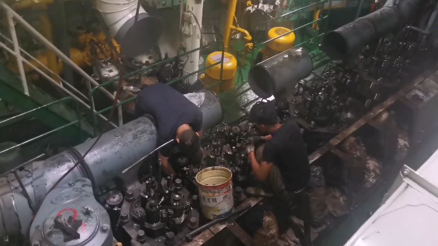 抢修两只活塞发现活塞头边间隙过大导致整台机器活塞全部吊起检查