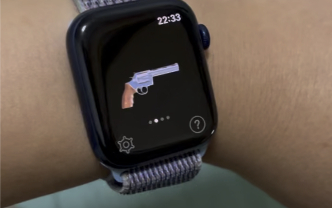 用apple watch上的手枪打狗子