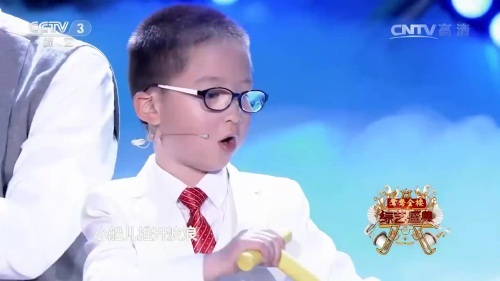 萌娃跟爸妈唱《让我们荡起双桨》,全家和声甜到心巴