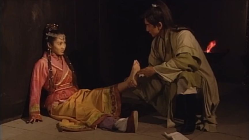 三版赵敏被挠脚心对比,黎姿8分贾静雯9分,安以轩5分都嫌多!