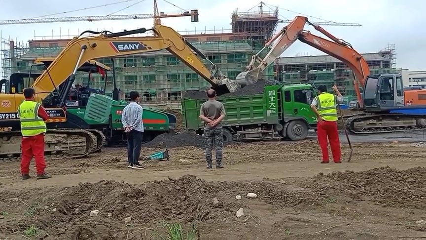 不服就干#工程机械设备 #市政工程 #水稳搅拌站 #沥青摊铺施工