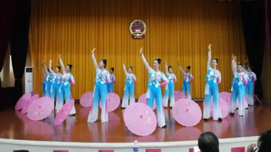 广场舞伞舞《烟花三月下扬州》诗情画意歌醉舞美#4月与花共舞#
