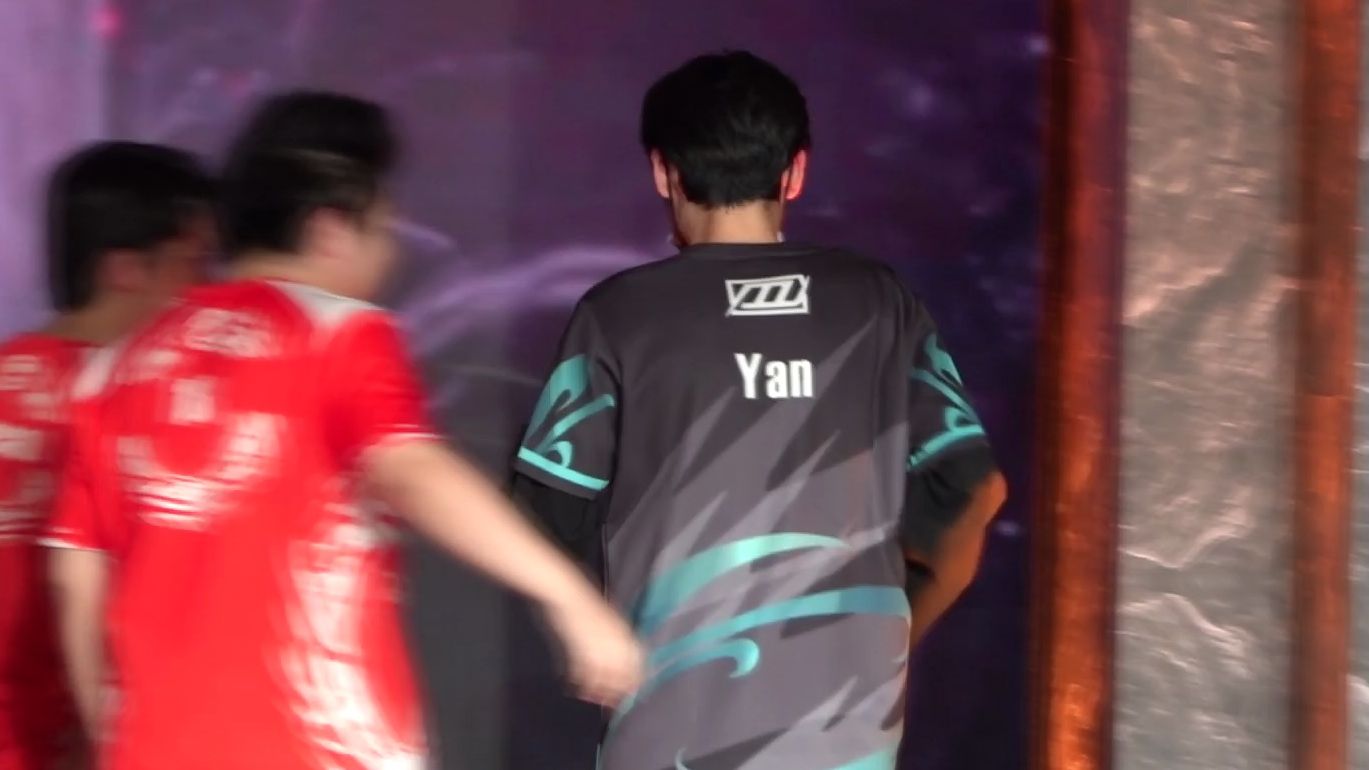 【第五人格小组赛线下】祈颜小丑被四跑后离场(手臂好像不舒服)_第五...