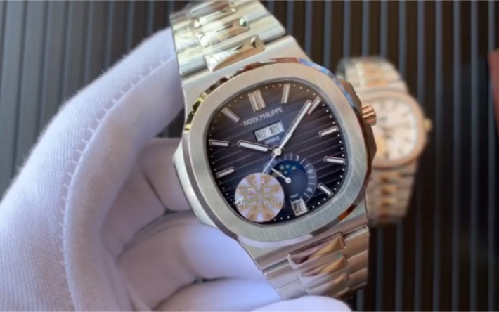 ...年历腕表5726 共蓝 灰 白三个颜色,金属表链及鳄鱼皮表带。六点位置...