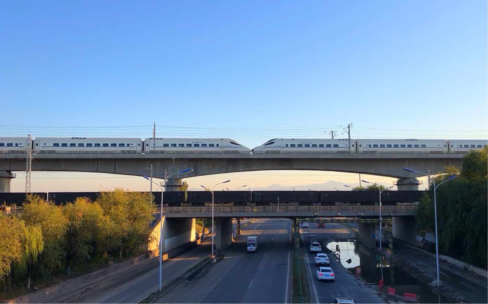 CRH5A重联动车组 D1074 包头—清河 & HXD21055货运列车