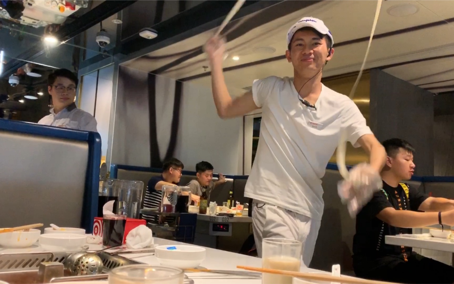 海底捞甩面小哥翻车全记录