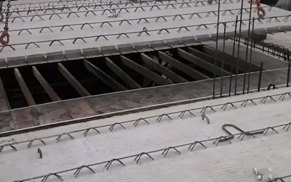 现在上海都规定用承插式钢管脚手架,这是我们的釆光井脚手架搭设方法