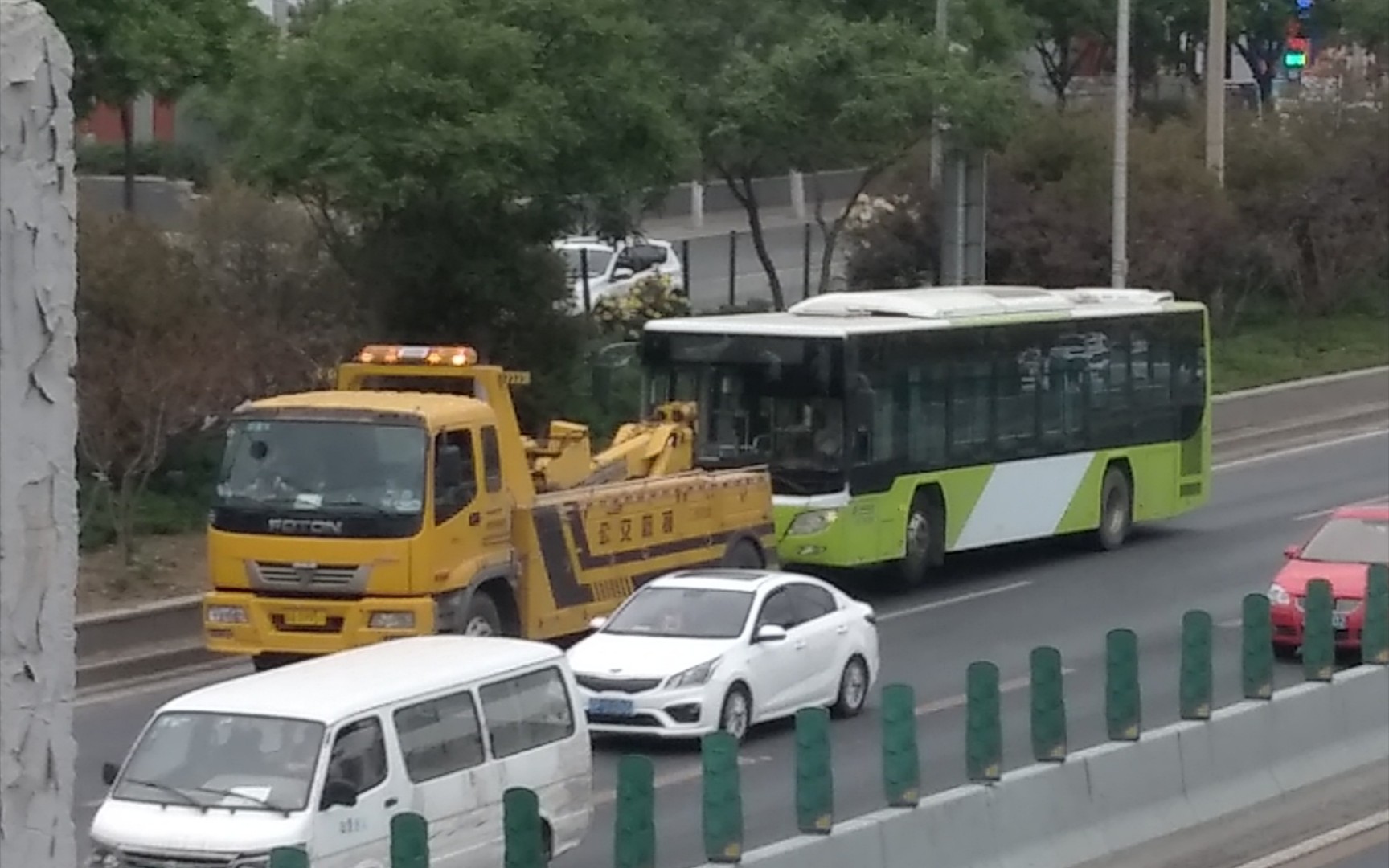 机破的绿鹰拖去维修通过京港澳高速
