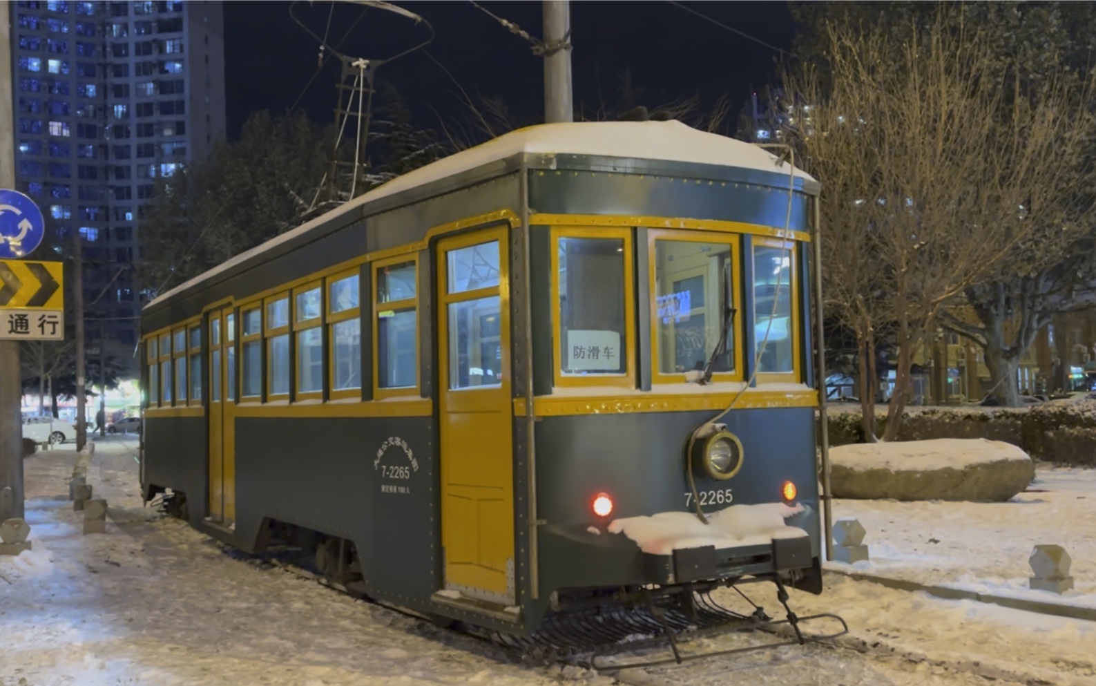 难遇的大连有轨电车防滑车