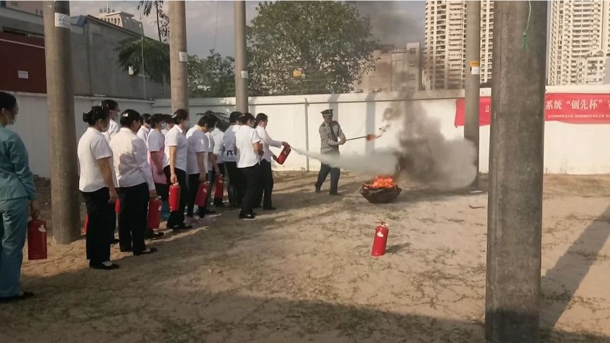 一起来学习消防知识,看灭火器如何使用!