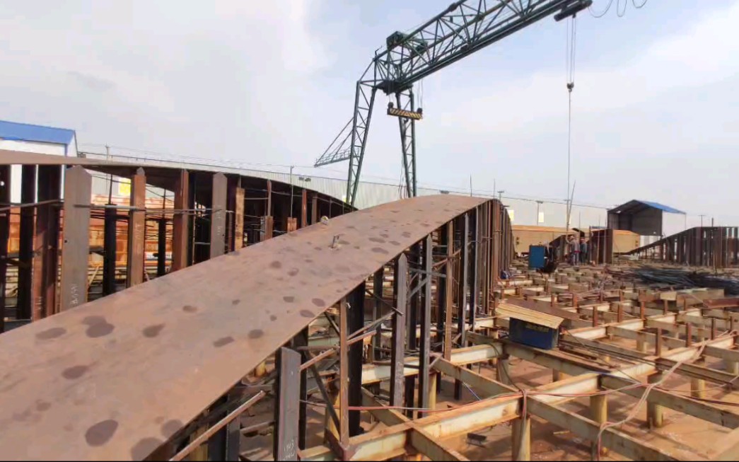 大跨度双曲面蝴蝶拱造型项目,总重800吨