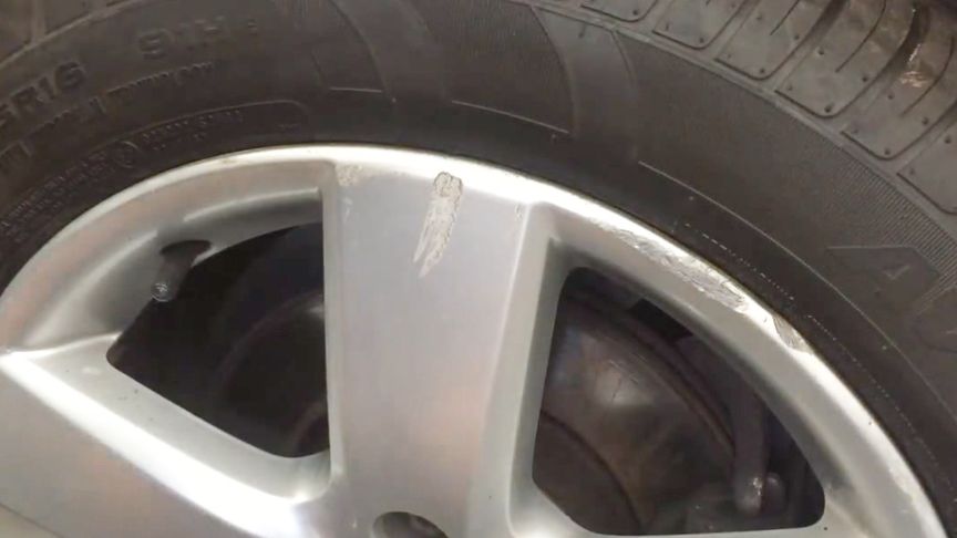 国外高手修复汽车轮毂剐蹭,修好后一点也看不出来