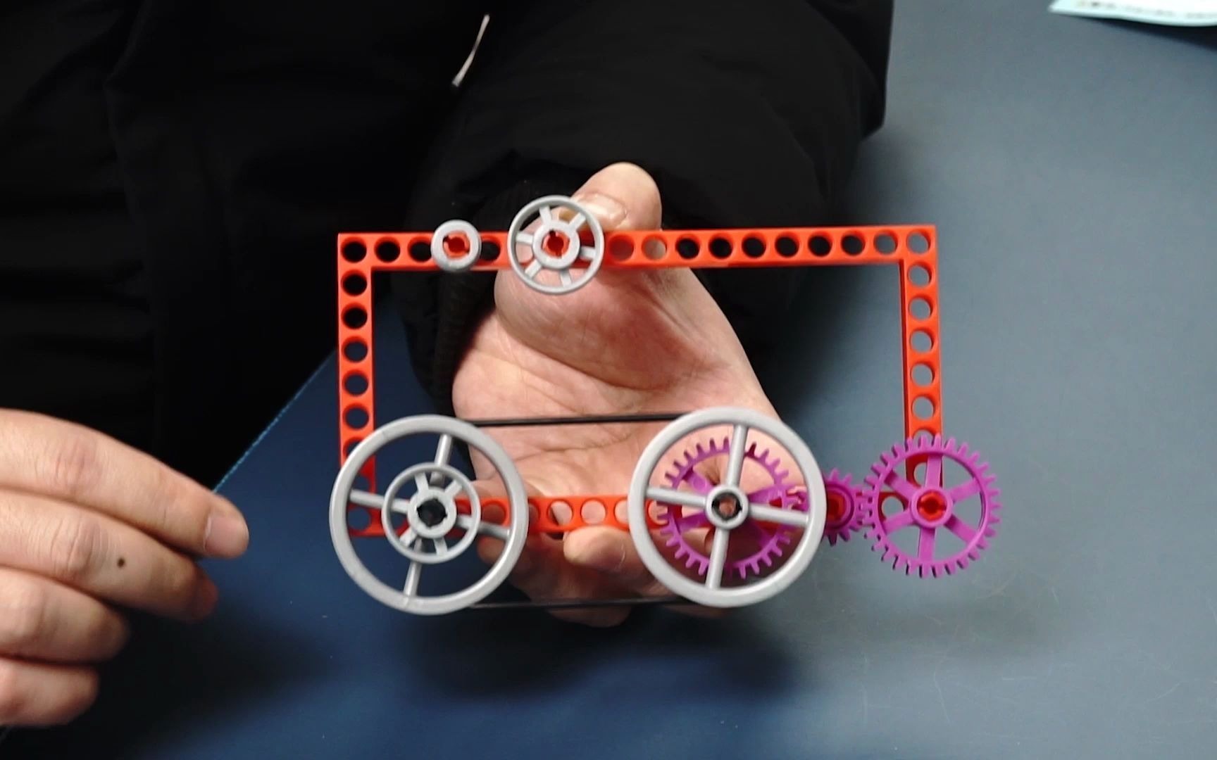 趣味玩具 齿轮皮带轮,让皮带轮随着摇把的摇动带动其他的轮子转动...