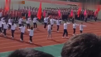 学校运动会开幕式表演,学长学姐在前面跳起了舞蹈,网友:会玩!