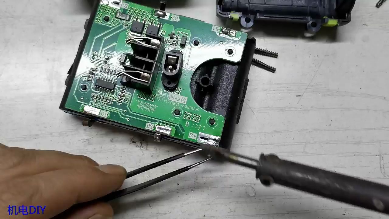 自己动手给21伏锂电池充电钻更换电芯!充电钻又恢复动力了