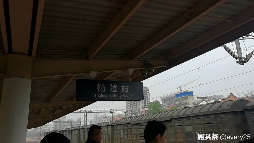 西安站始发,途径杨陵终到宝鸡的K1185次火车到站了。