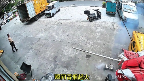 一场意外的电瓶爆炸,火海瞬间倾泻而出,男子恐惧逃生的惊心一刻