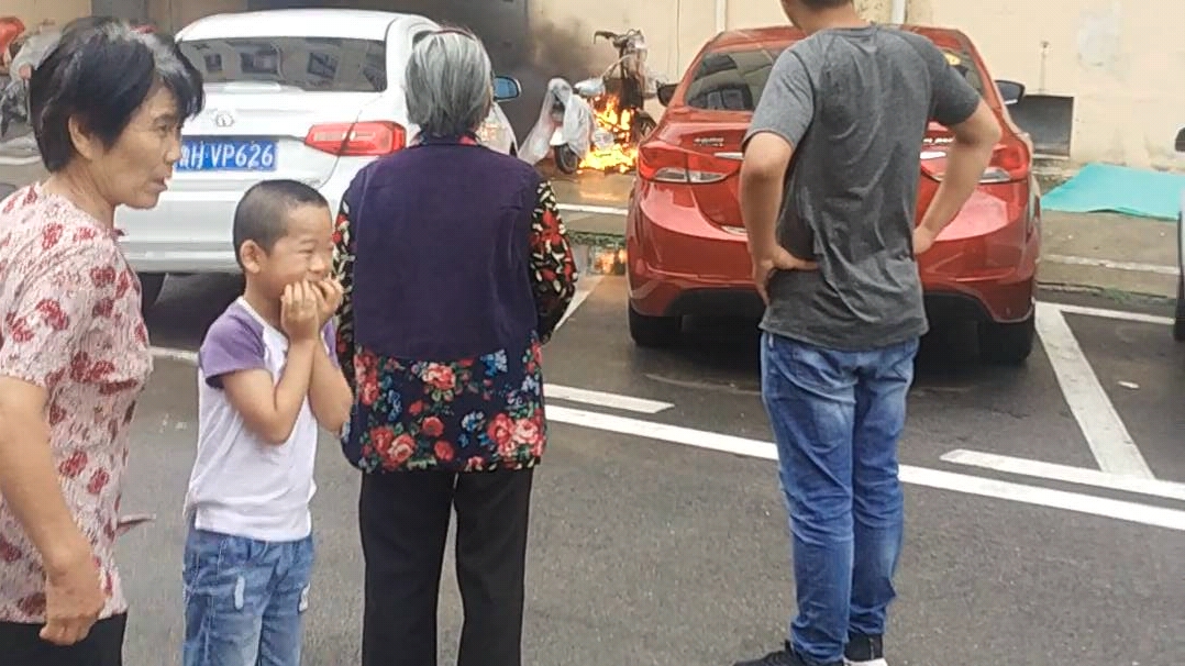 电动车因短路爆炸失火 下雨