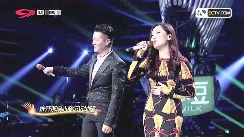 《荷塘月色》真的超美!凤凰传奇现场演唱,曲调委婉
