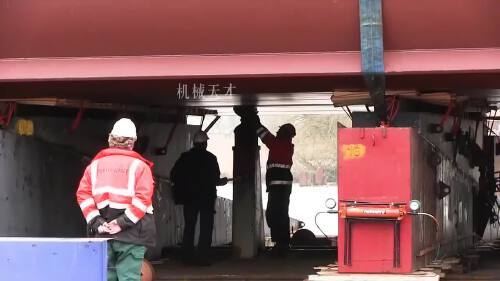 船只发射出岔子,搁浅在滑道上不动了
