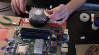 实拍外国小哥用半导体制冷片冷却电脑CPU,主板结露了怎么办?