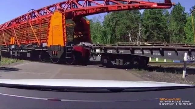 这段视频告诉你,遵守交通信号灯的重要性!