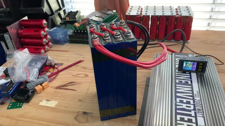 这是一台100Ah的磷酸铁锂电池,来看看它的性能指标