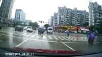 雨天行车记录仪拍的,也挺清晰