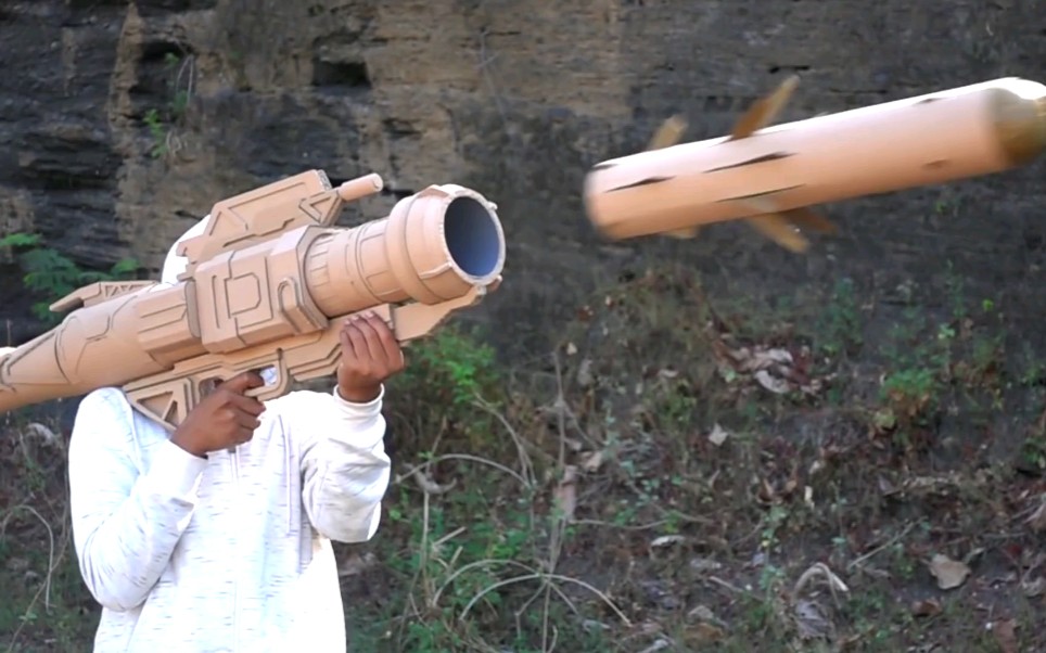 用纸板制作的肩抗火箭筒