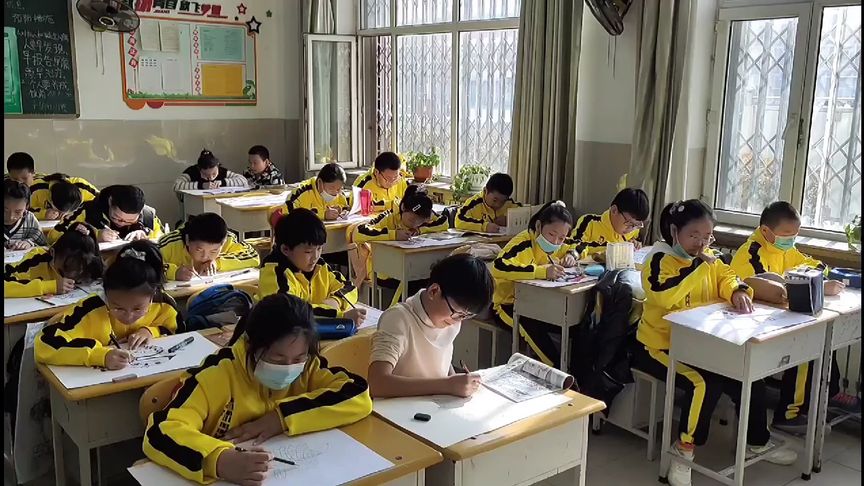 中学美术课是这样上的,学生们画的好认真