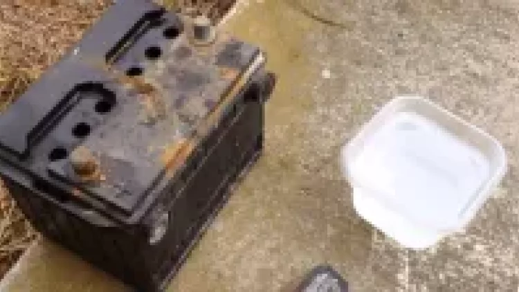 10年没启动的汽车电瓶要当废品扔掉? 看国外牛人是怎么修复好的!