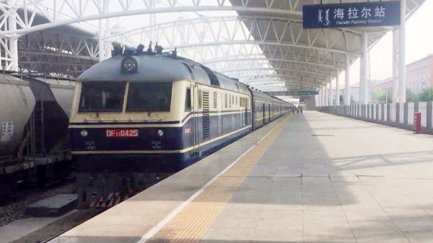 满洲里开往北京全程2200公里 K1302次列车驶出海拉尔站