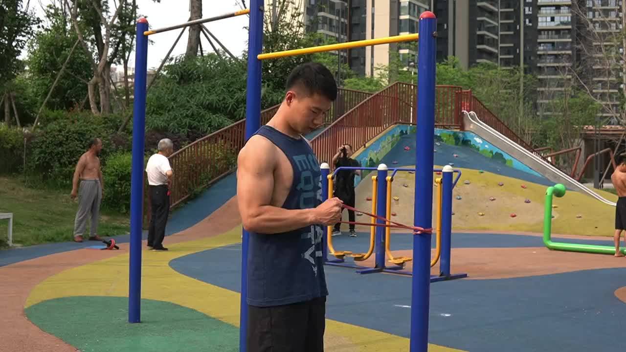 在户外练习单双杠的一天,有被围观!