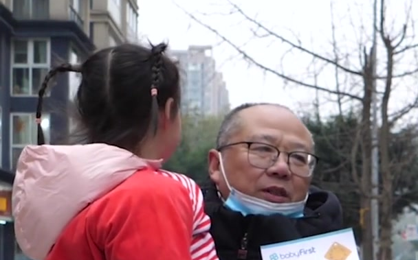 自驾带孩子出行,是大人直接抱着坐车还是使用儿童安全座椅?反抱力行动