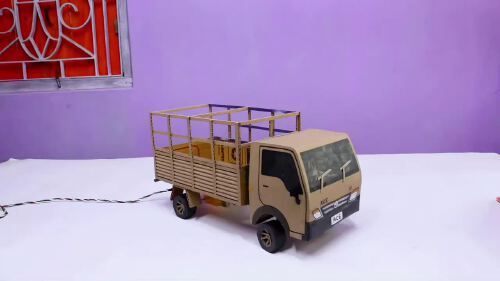 如何用纸箱制作一辆遥控卡车模型