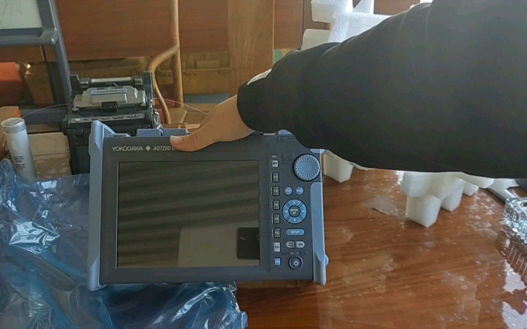 拆箱横河7282 OTDR光纤测试仪,来看看好几万的设备长什么样