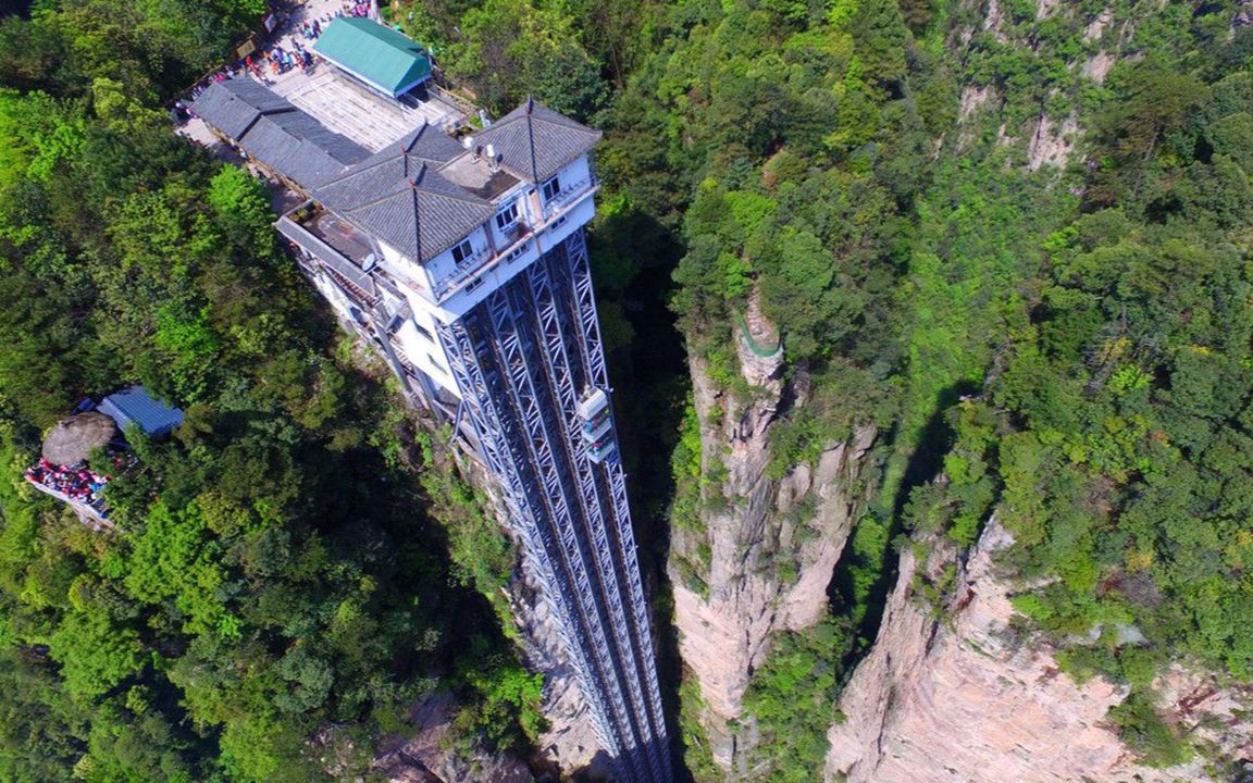 世界最长的双层观光电梯,高300多米,直接挂在悬崖之上!