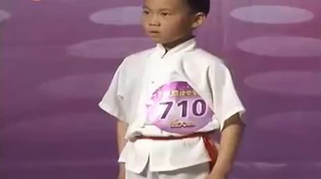 8岁男童《武术表演》,为传统武术正名,评委们看后激动不已!