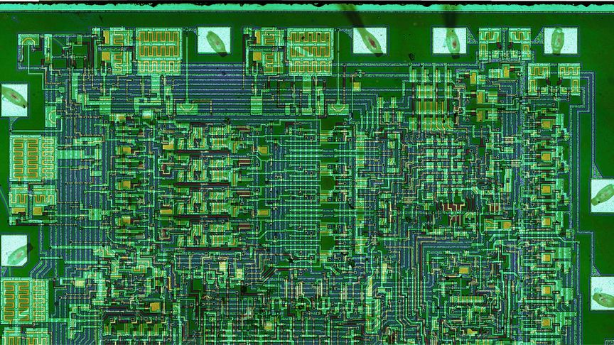 教计算机应是先自造简单芯片自创字模、字模代替0和1并显示屏幕上