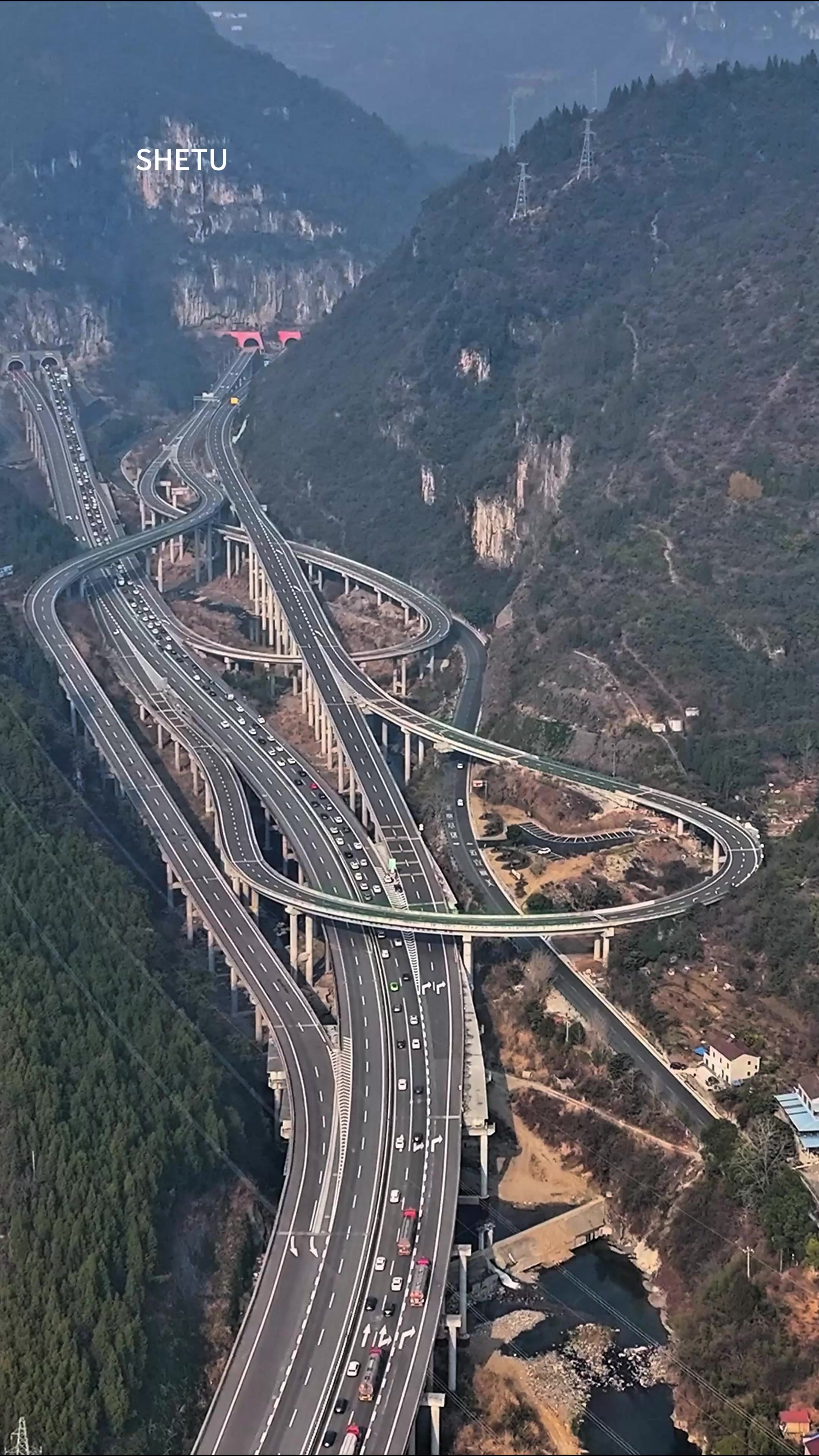 一年一度的春节返乡大军已上高速,这里是G42沪蓉高速湖北宜昌段张太...